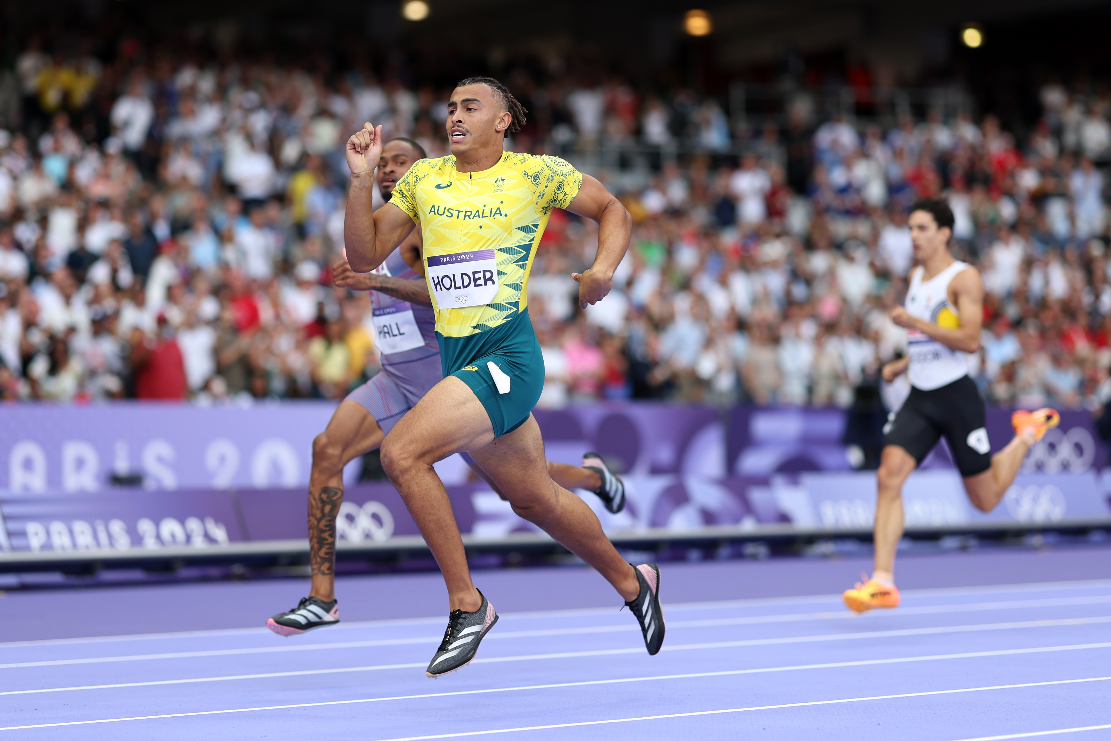 Holder home in scorching 400m time, progresses to semi-finals ...